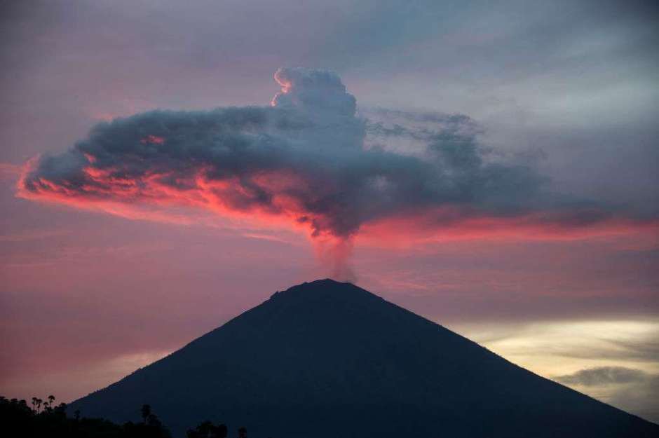 Volcán Monte Agung entra en erupción en Indonesia
