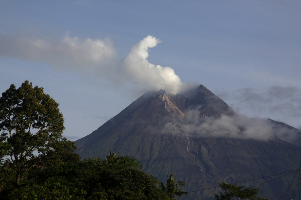 El Volcán Merapi vuelve a hacer erupción por segunda vez en Indonesia ...