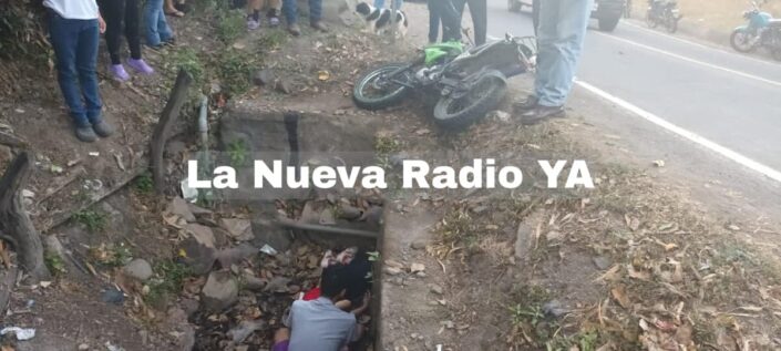 Joven pierde la vida tras precipitarse en moto a una alcantarilla, en ...